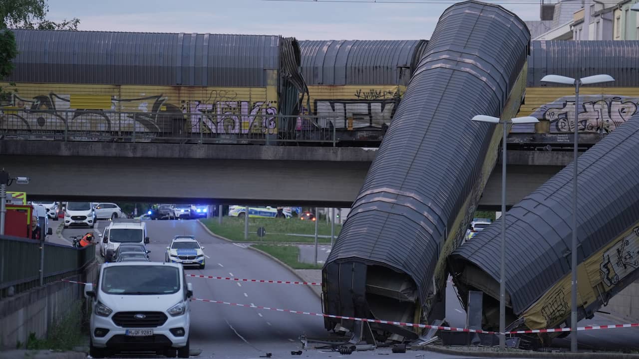 Dode doordat treinwagons van brug storten in München | Buitenland | NU.nl