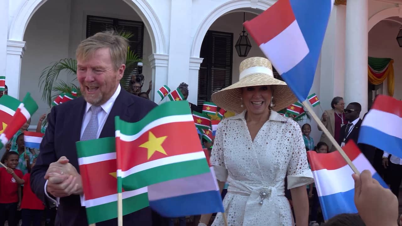 Surinaamse kinderen wapperen met vlaggetjes bij ontvangst koningspaar ...