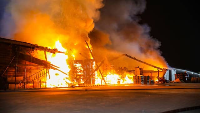 Drone filmt grote brand die bedrijfshal verwoest in Zutphen | NU.nl