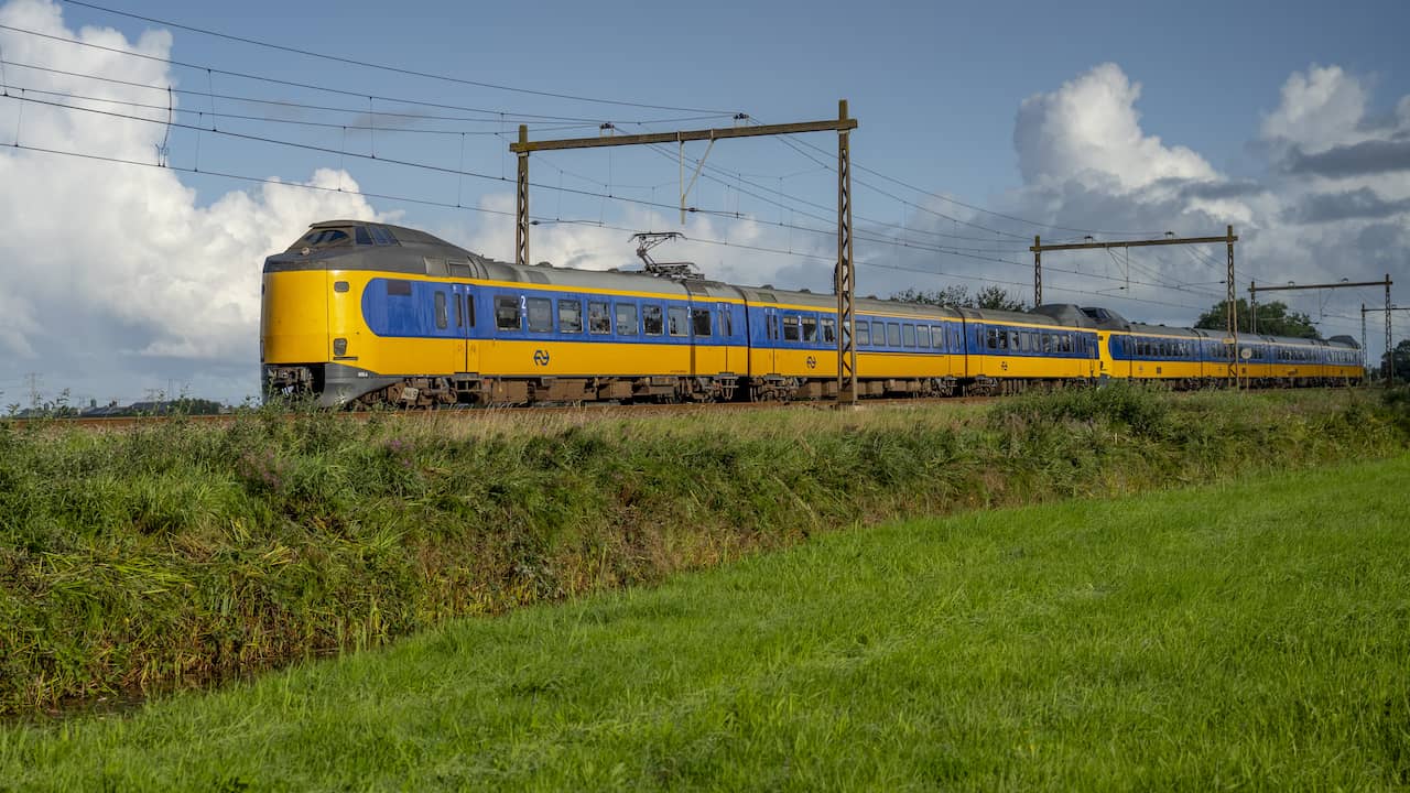 Honderden mensen vast in stilstaande treinen, zeker één persoon onwel ...