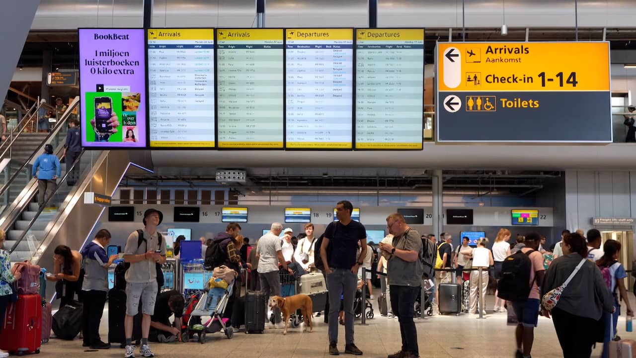 Borden op Eindhoven Airport staan vol met geschrapte en vertraagde ...