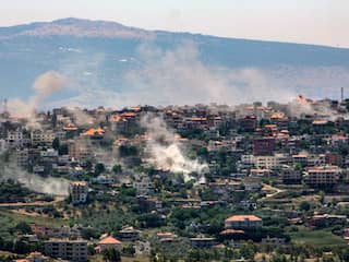 Hezbollah vuurt ruim honderd raketten af op Israël na dood hoge ...