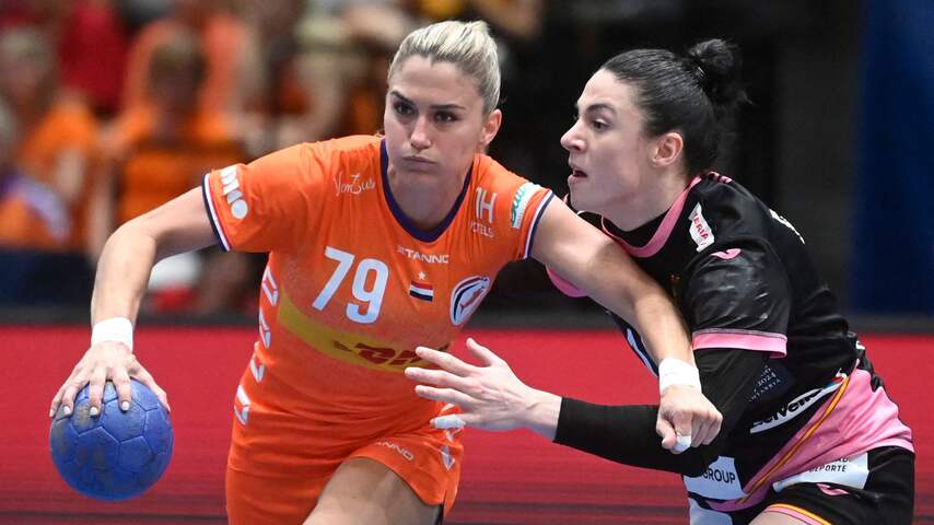 Polman opgelucht na rentree bij handbalsters: 'Zo, daar ben ik weer ...