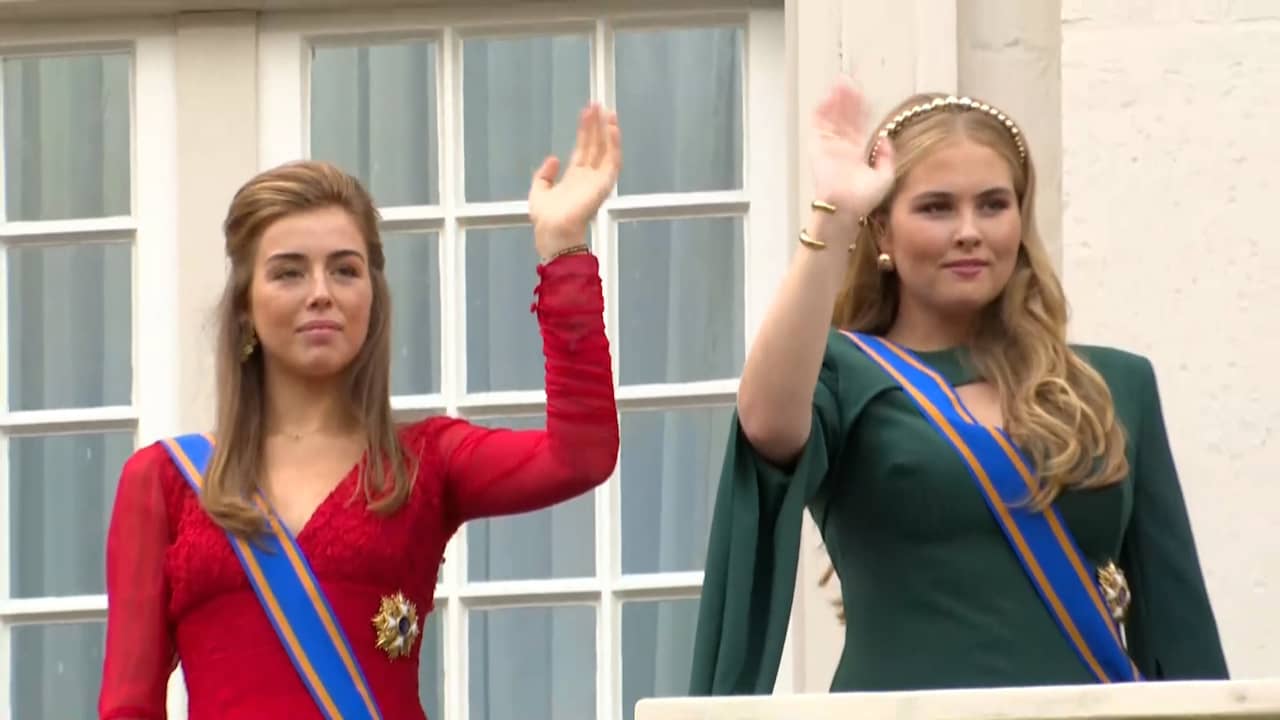Koninklijke familie zwaait naar publiek tijdens balkonscène | NU.nl