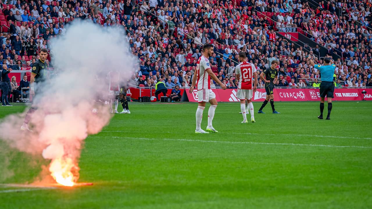 Klassieker tussen Ajax en Feyenoord definitief gestaakt na vuurwerkincidenten | Voetbal | NU.nl