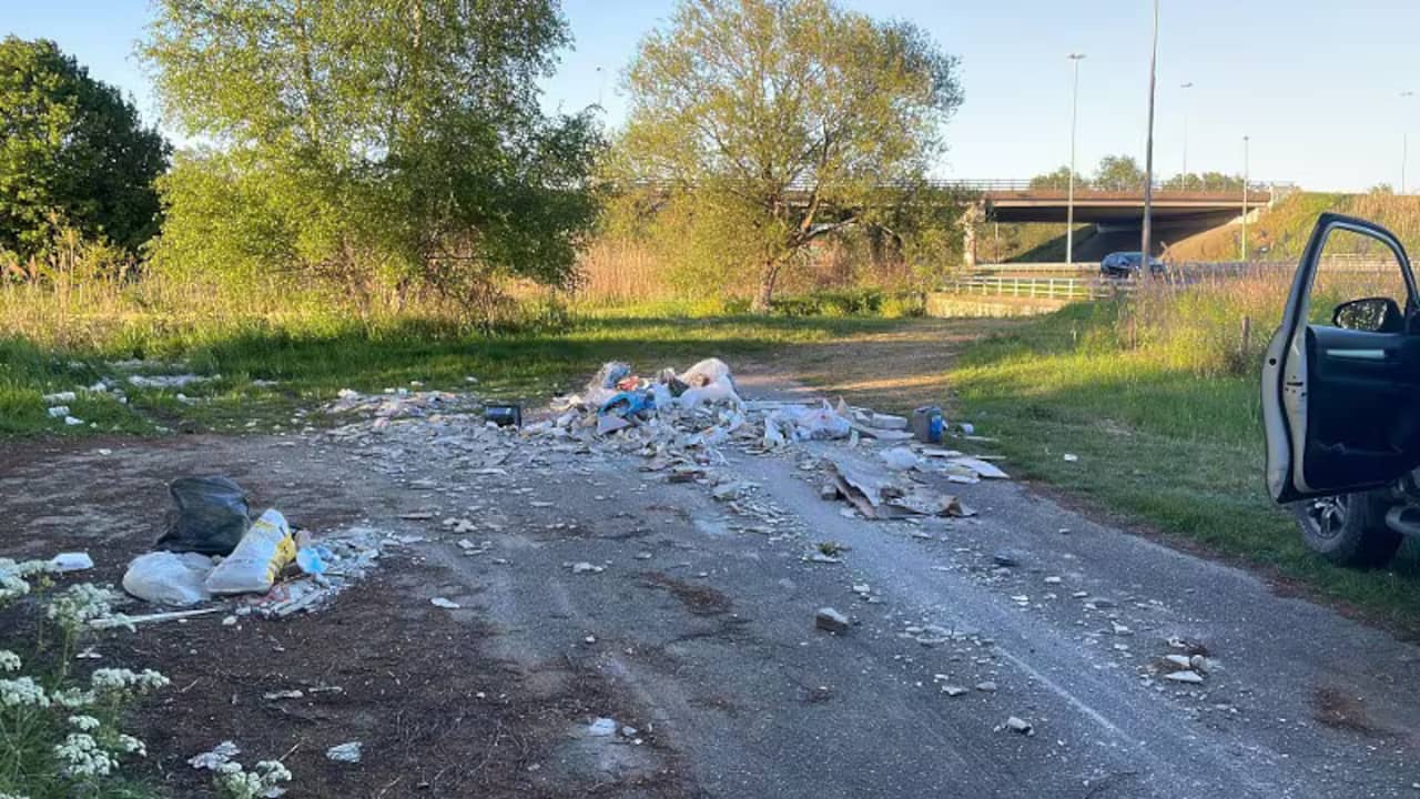 Man opgepakt die 'complete badkamer' dumpte langs A65: 'Die gaat ...