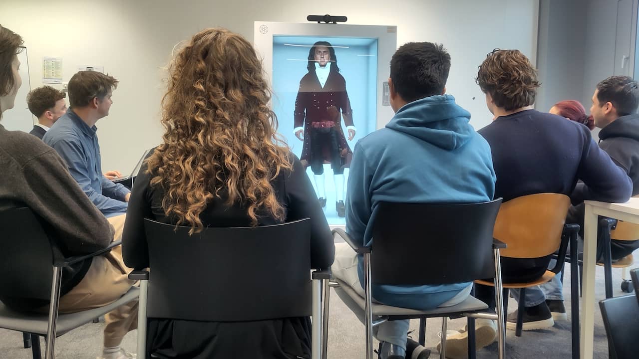 Universiteit doet test met AI-hologram als 'docent' rechtsgeschiedenis ...