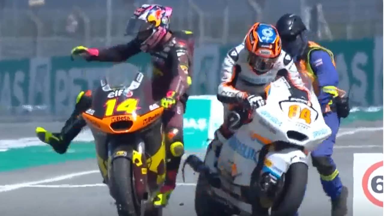 Moto2-coureur Van den Goorbergh veroorzaakt bizarre crash | NU.nl