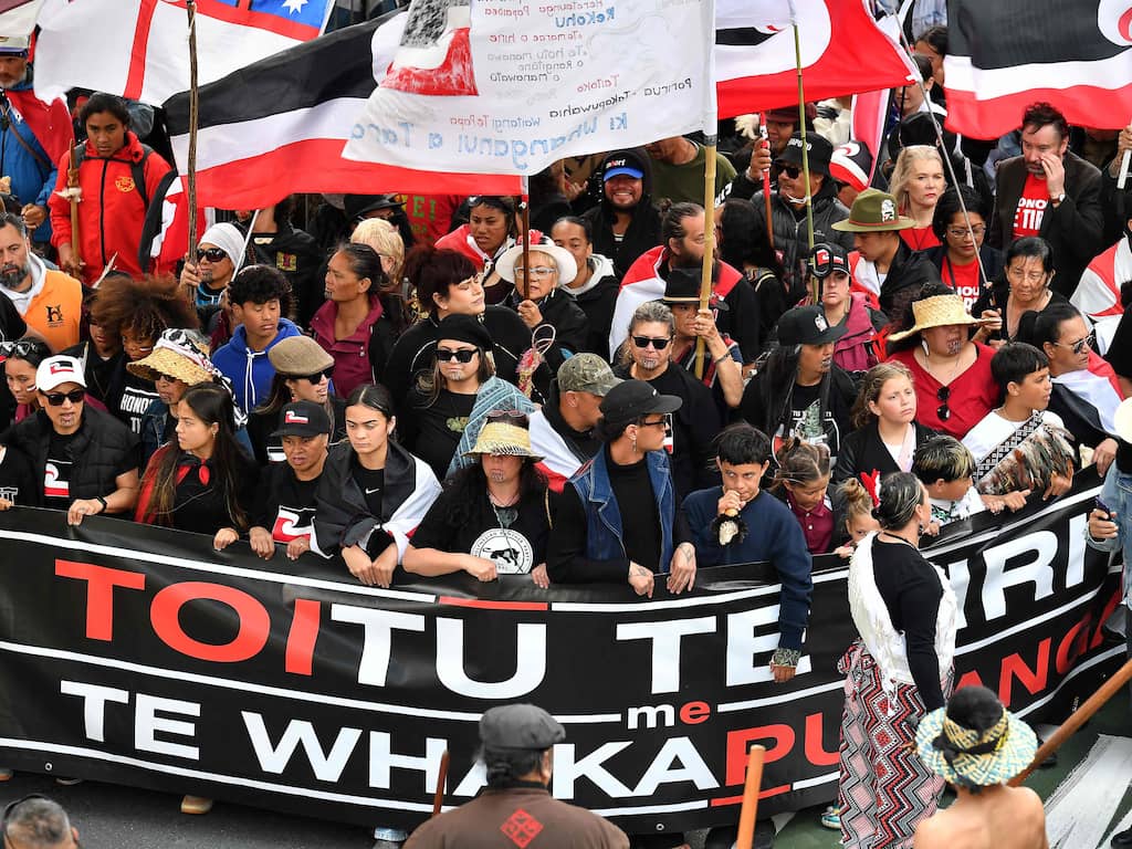 Massale protestmars tegen omstreden Maori-wet in Nieuw-Zeeland ...