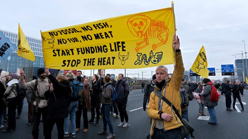 Klimaatblokkade op A10 in Amsterdam, politie boos om 'levensgevaarlijke ...