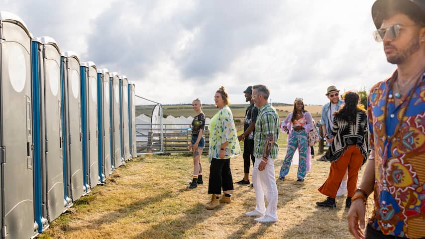 Klotsende dixies en lange doucherijen: hoe blijf je fris op een ...