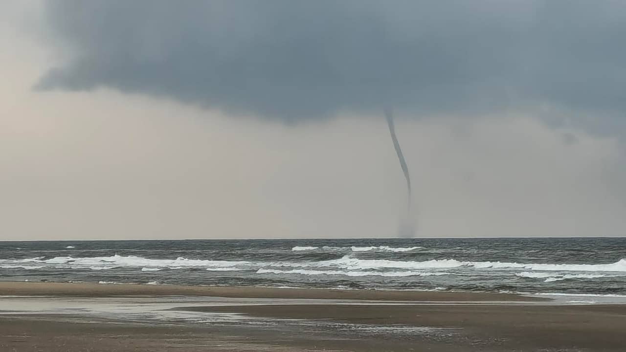 Waterhozen voor kust niet uitzonderlijk maar wel vroeg in het jaar ...