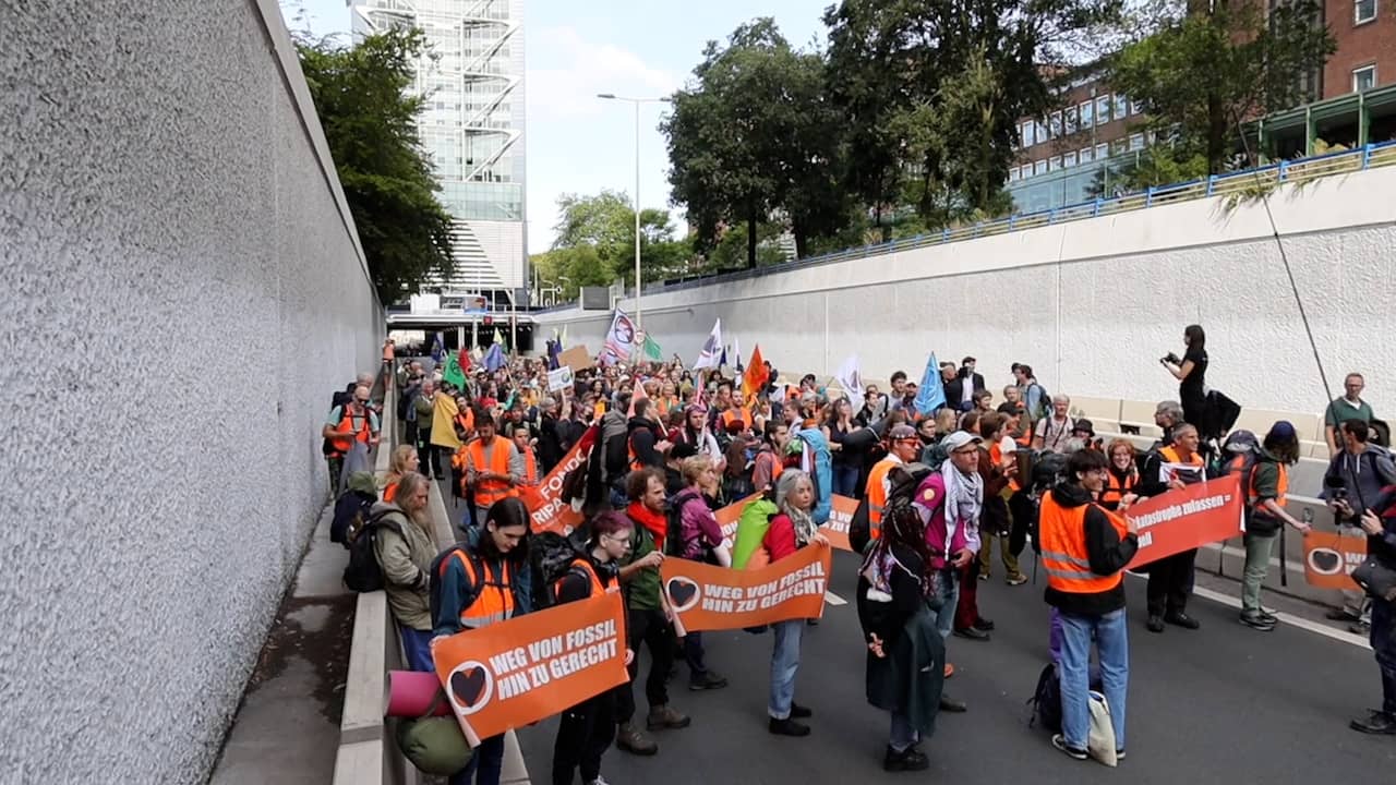 Extinction Rebellion blokkeert A12, geen politie door staking | NU.nl