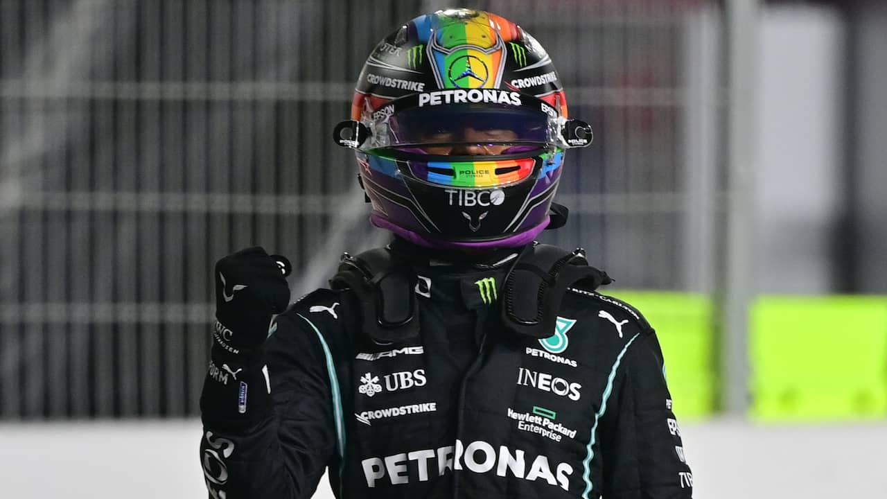 Hamilton wil rest van het seizoen met een helm in regenboogkleuren ...