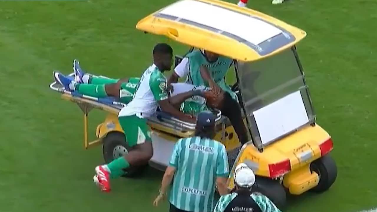 Ecuadoraanse voetballer wordt aangereden door wagentje medische staf ...
