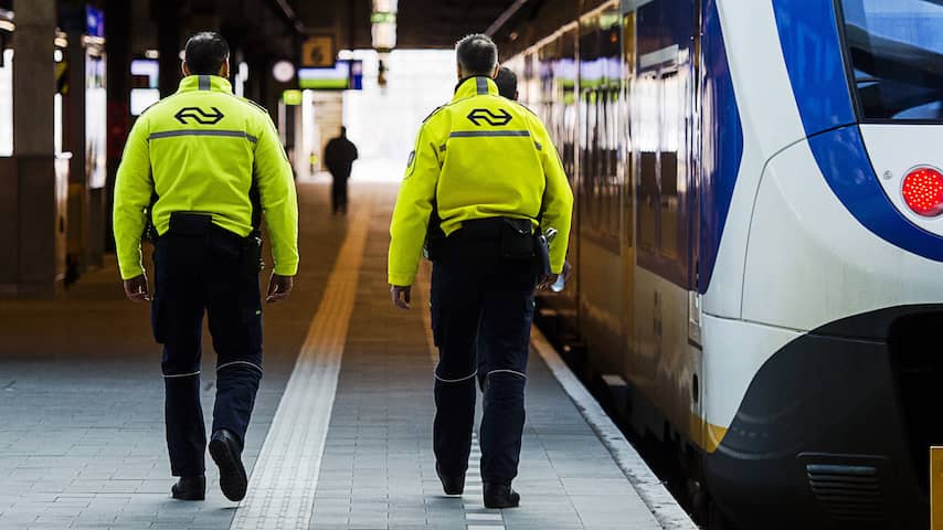 NS wil proef met wapenstok voor 75 veiligheidsmedewerkers in de trein ...