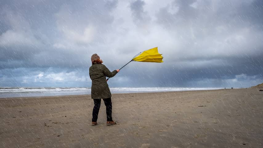 Weerbericht | Stormachtig aan zee en forse buien in het hele land | Weerbericht | NU.nl