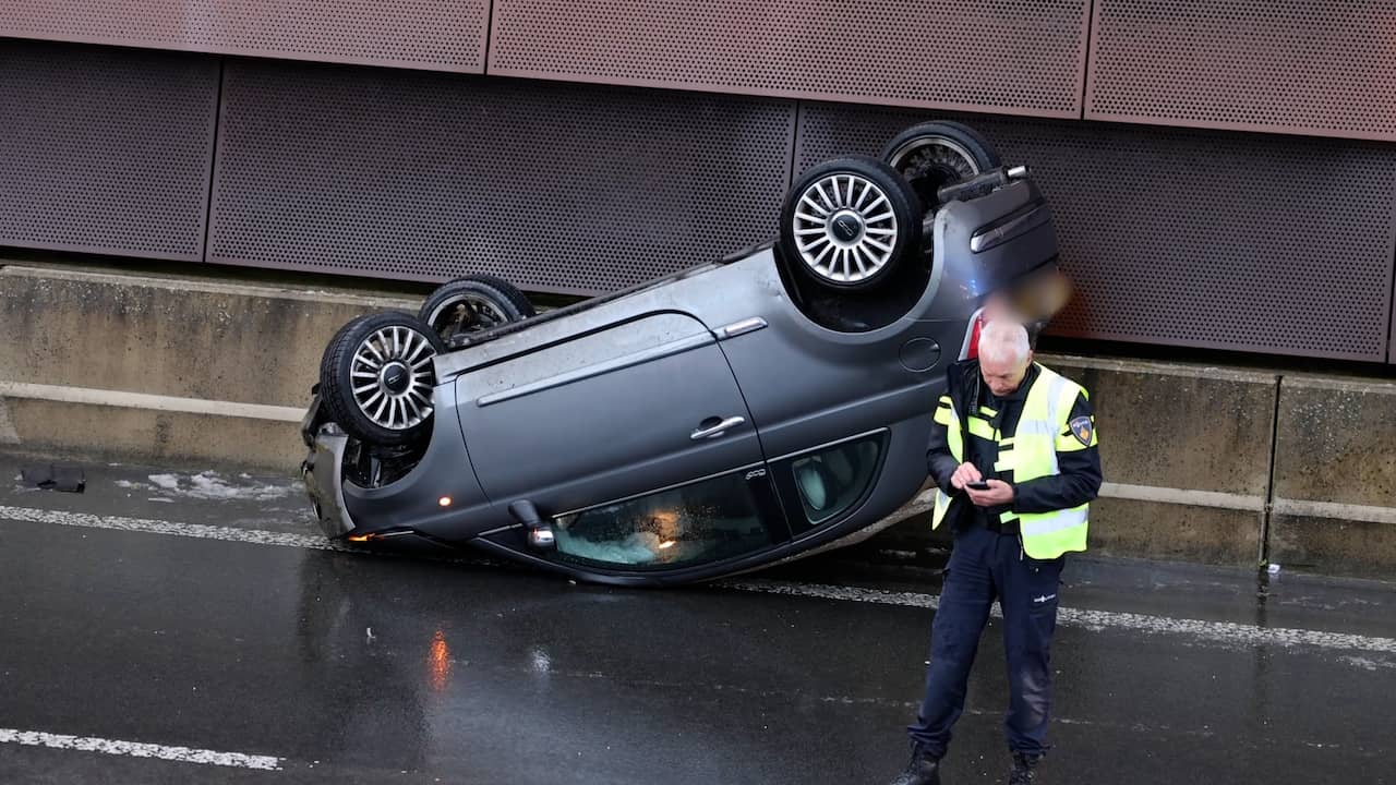 Auto ligt ondersteboven langs N356 na ongeluk door gladheid | NU.nl