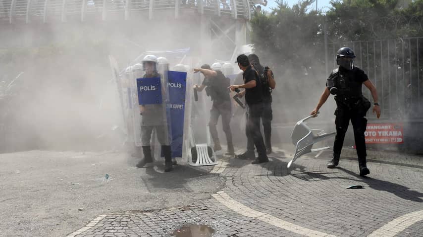 Turkse oppositieleden blokkeren hoofdkantoor met stoelen en tafels voor ...