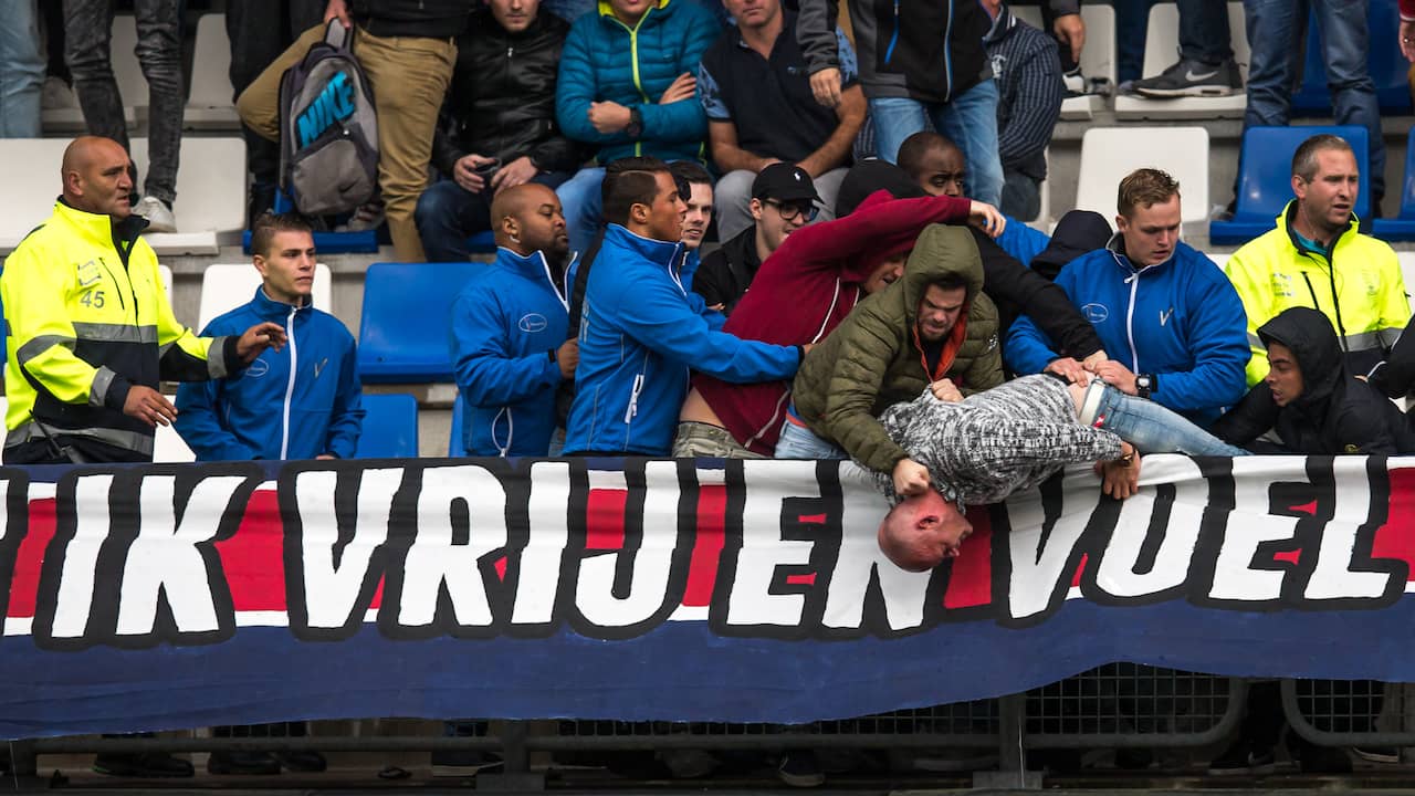 Zeven aanhoudingen na rellen bij Willem II-Feyenoord | Voetbal | NU.nl