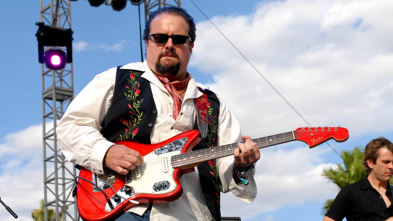 The Mavericks-zanger Raul Malo op zestigjarige leeftijd overleden ...