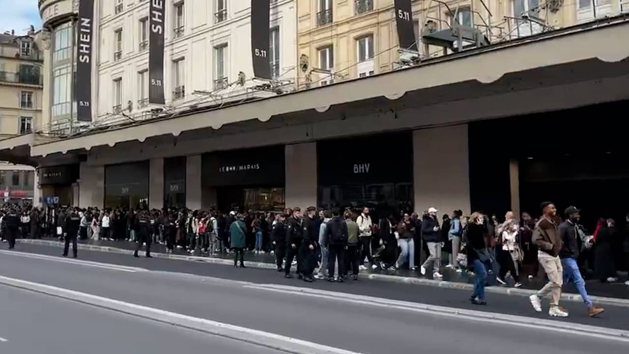 Ondanks protesten lange rij bij opening eerste SHEIN-winkel in Parijs ...