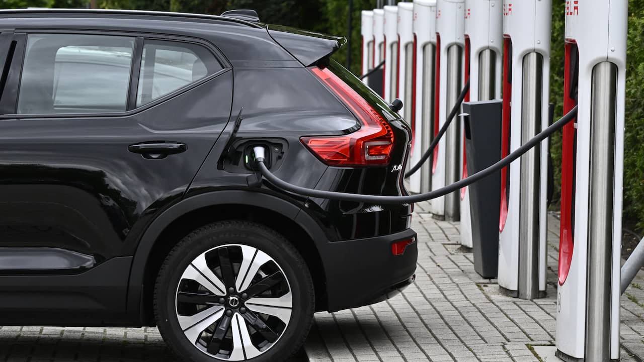 Slim laden elektrische auto's kan netbelasting tijdens laadpiek fors ...