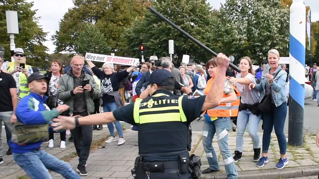 Politie gebruikt wapenstokken bij onrustig protest in Den Haag | NU.nl