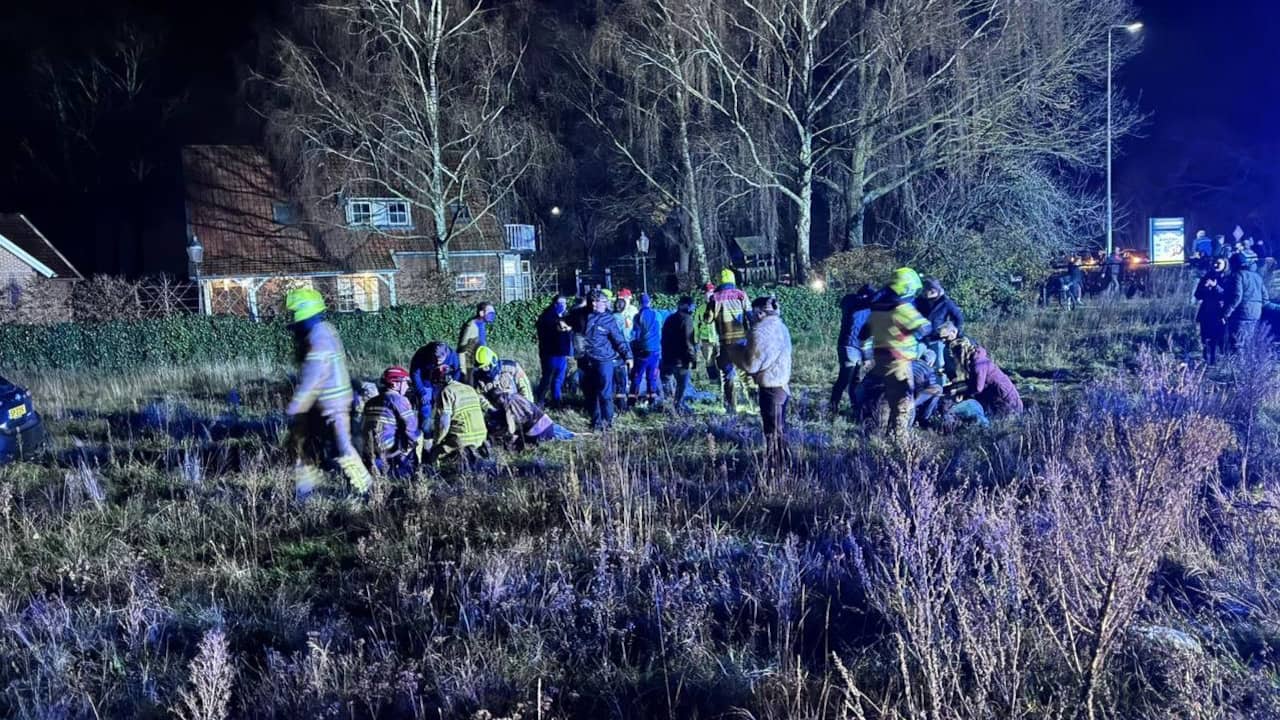 Live Nunspeet | Auto reed in op mensen die klaarstonden voor ...