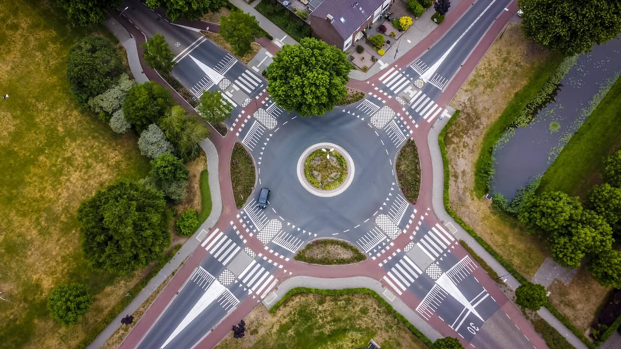 Rotondes gevaarlijk voor fietsers door verschillende voorrangsregels ...